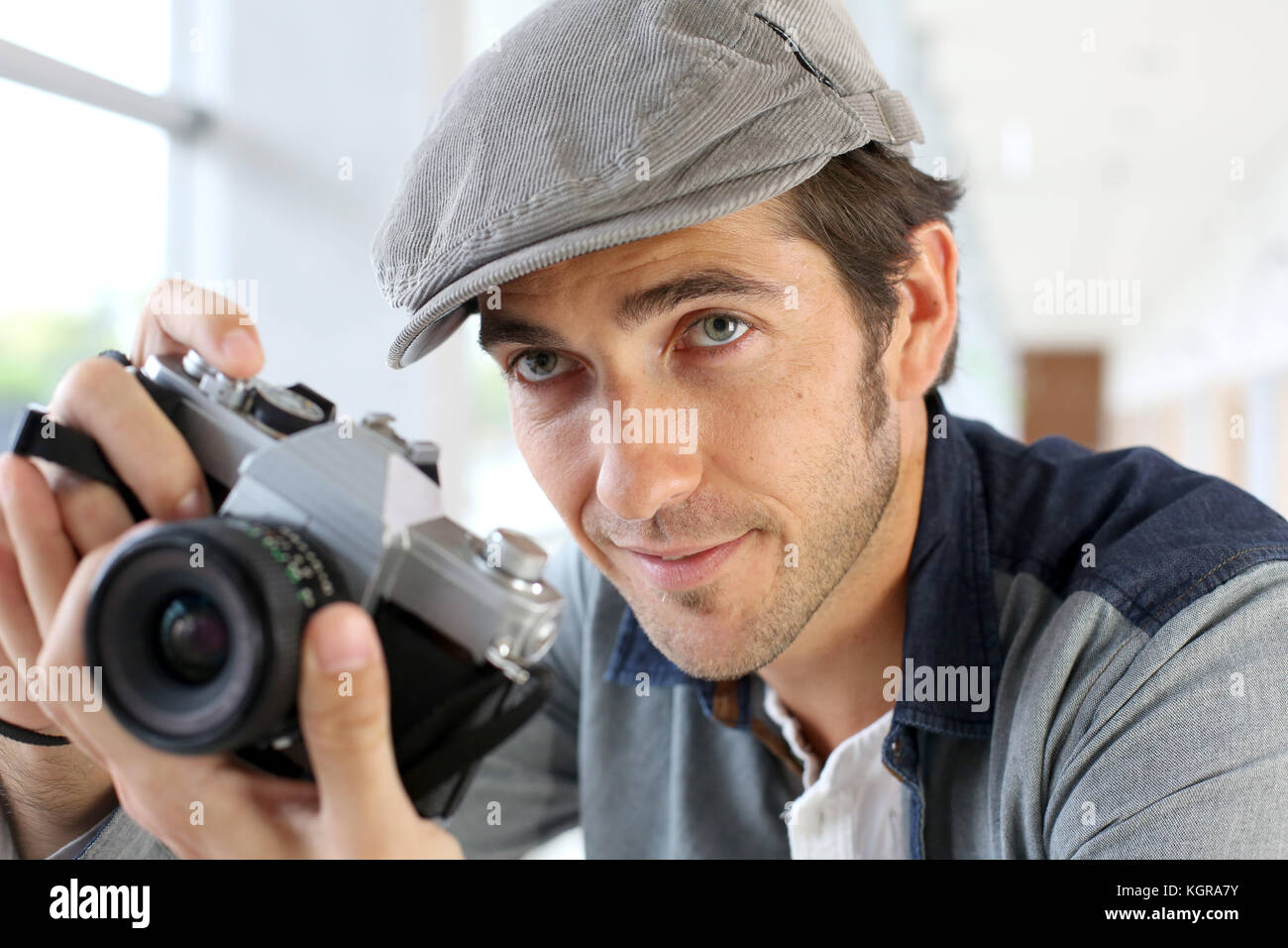 Photographer in studio using old-fashioned camera Stock Photo - Alamy