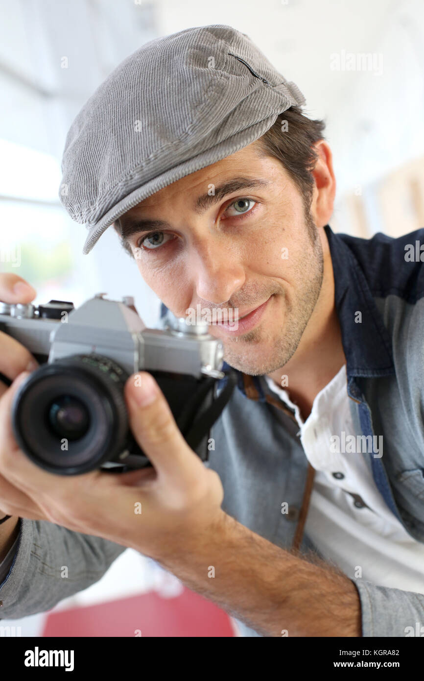 Man using old fashioned camera hi-res stock photography and images - Alamy