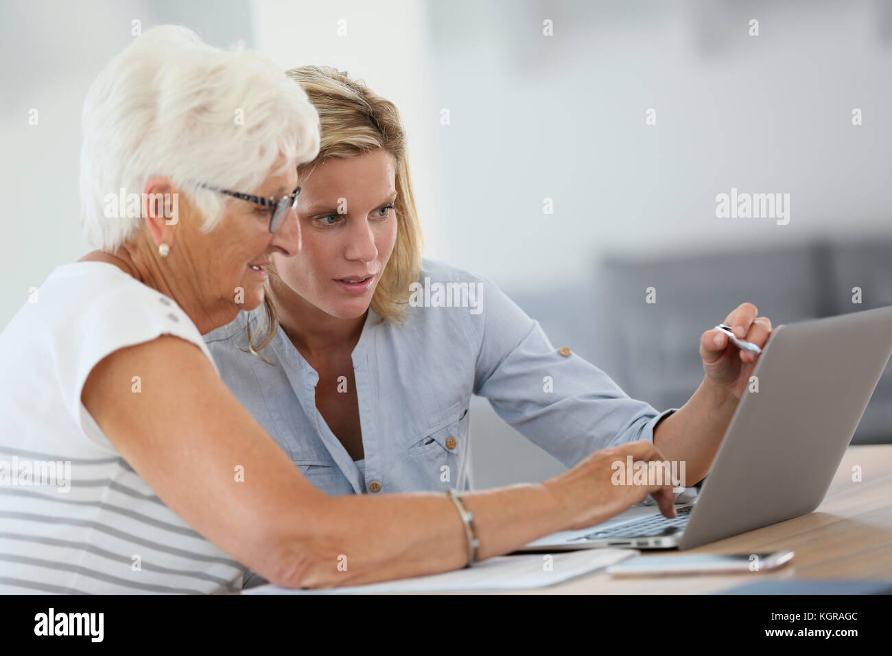 Elderly young computer hi-res stock photography and images - Alamy