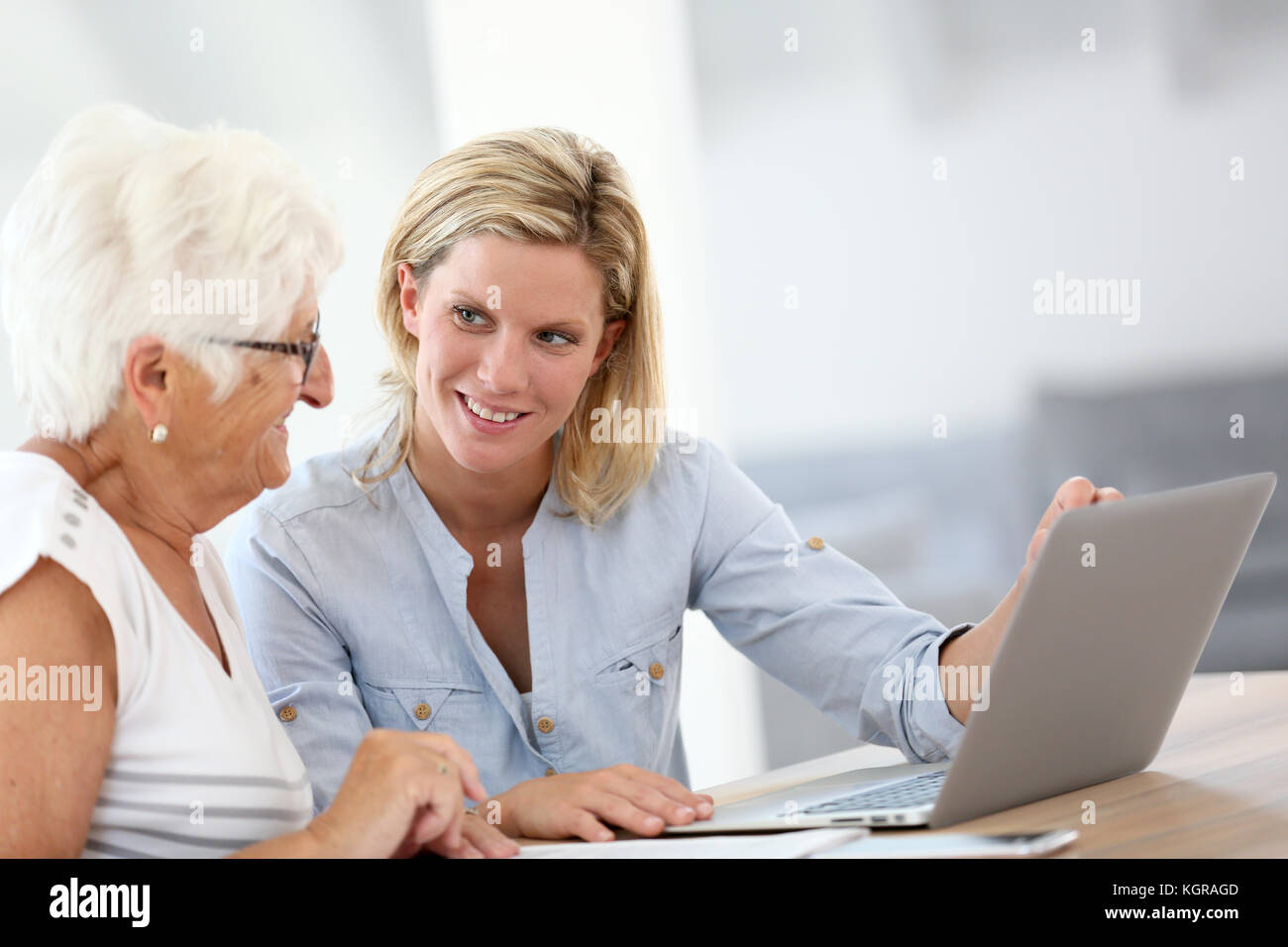 Elderly young computer hi-res stock photography and images - Alamy
