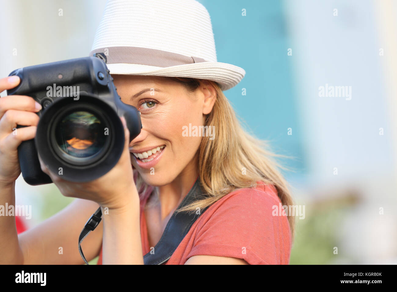Woman photographer taking picture of model outside Stock Photo - Alamy