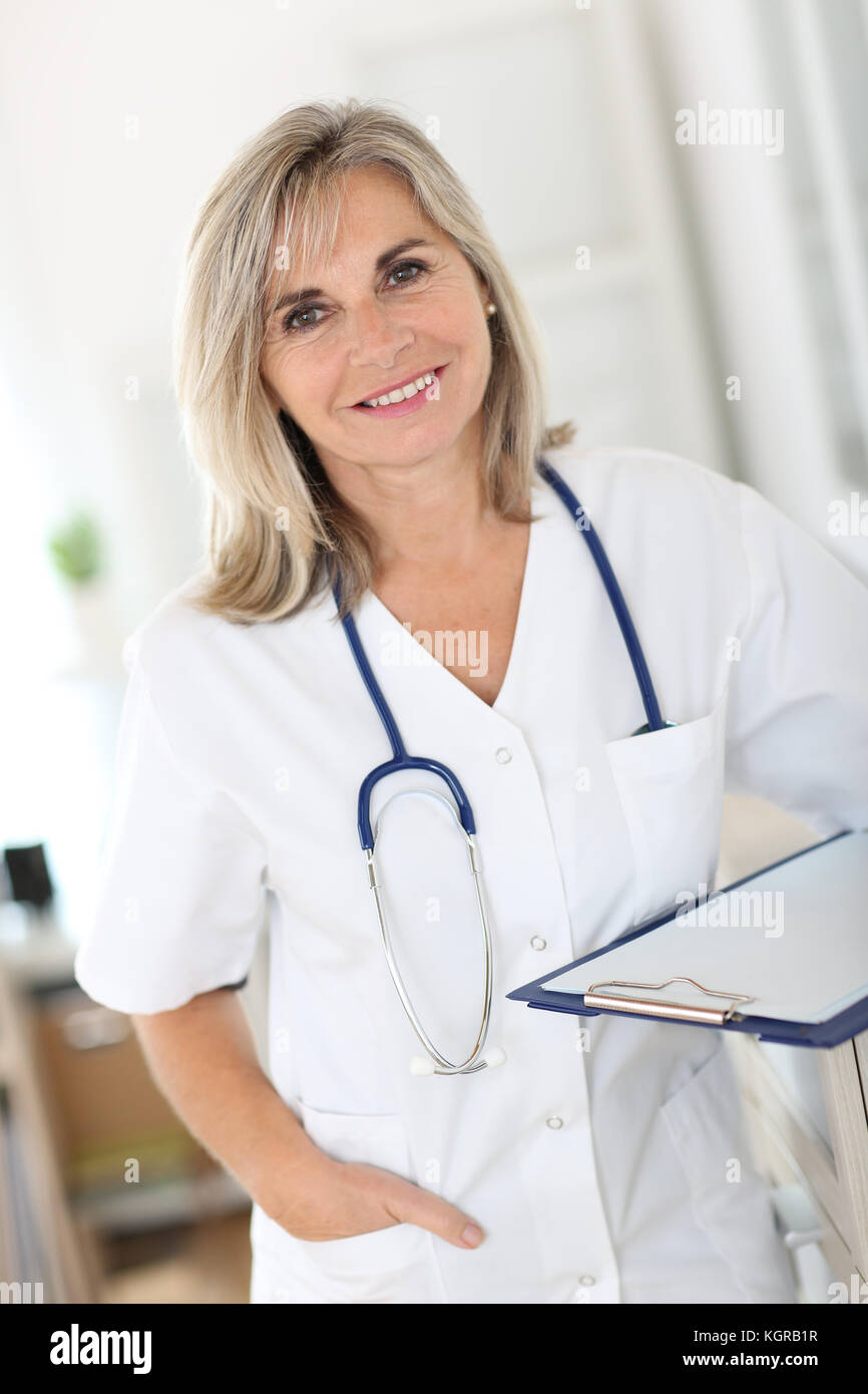 Portrait of smiling senior nurse in hospital Stock Photo - Alamy