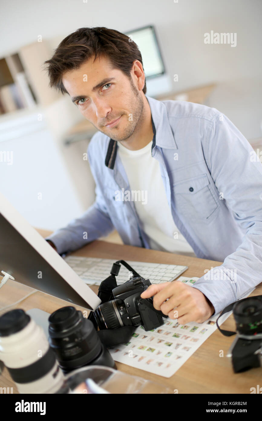 Photographer in office working on desktop computer Stock Photo - Alamy