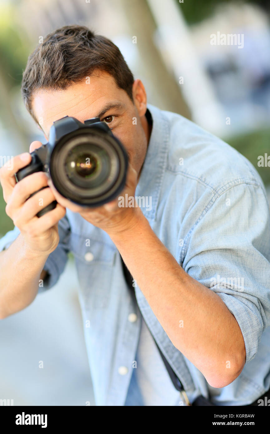 Photographer using reflex camera outside Stock Photo - Alamy