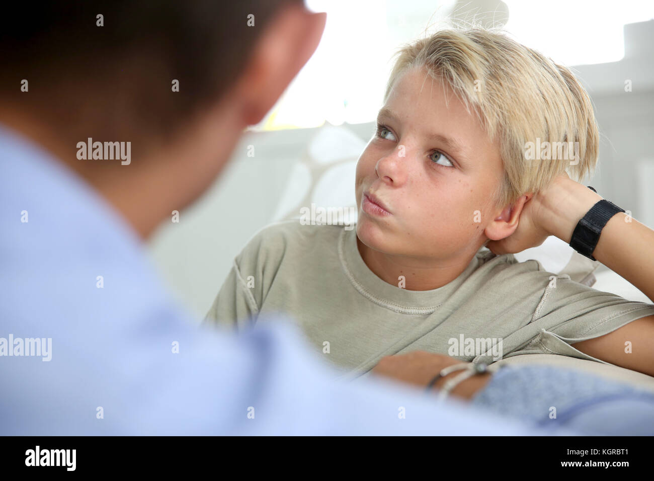 Father son talking serious hi-res stock photography and images - Alamy