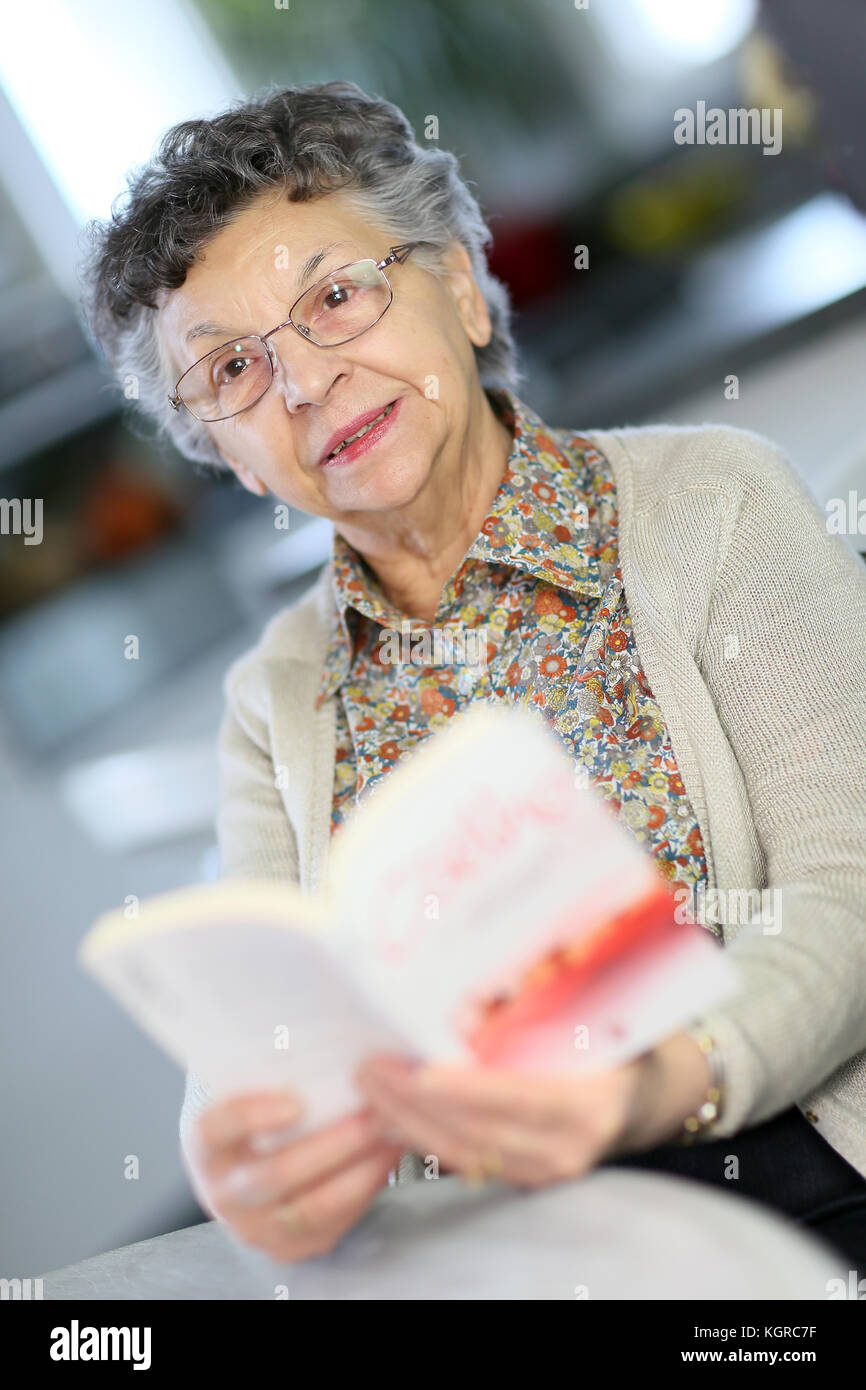 Portrait of elderly woman reading book Stock Photo - Alamy