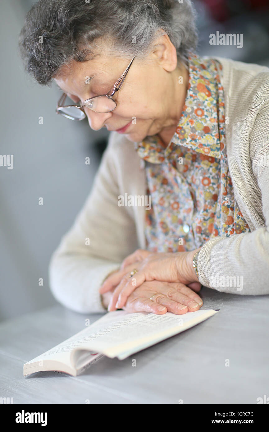Portrait of elderly woman reading book Stock Photo - Alamy