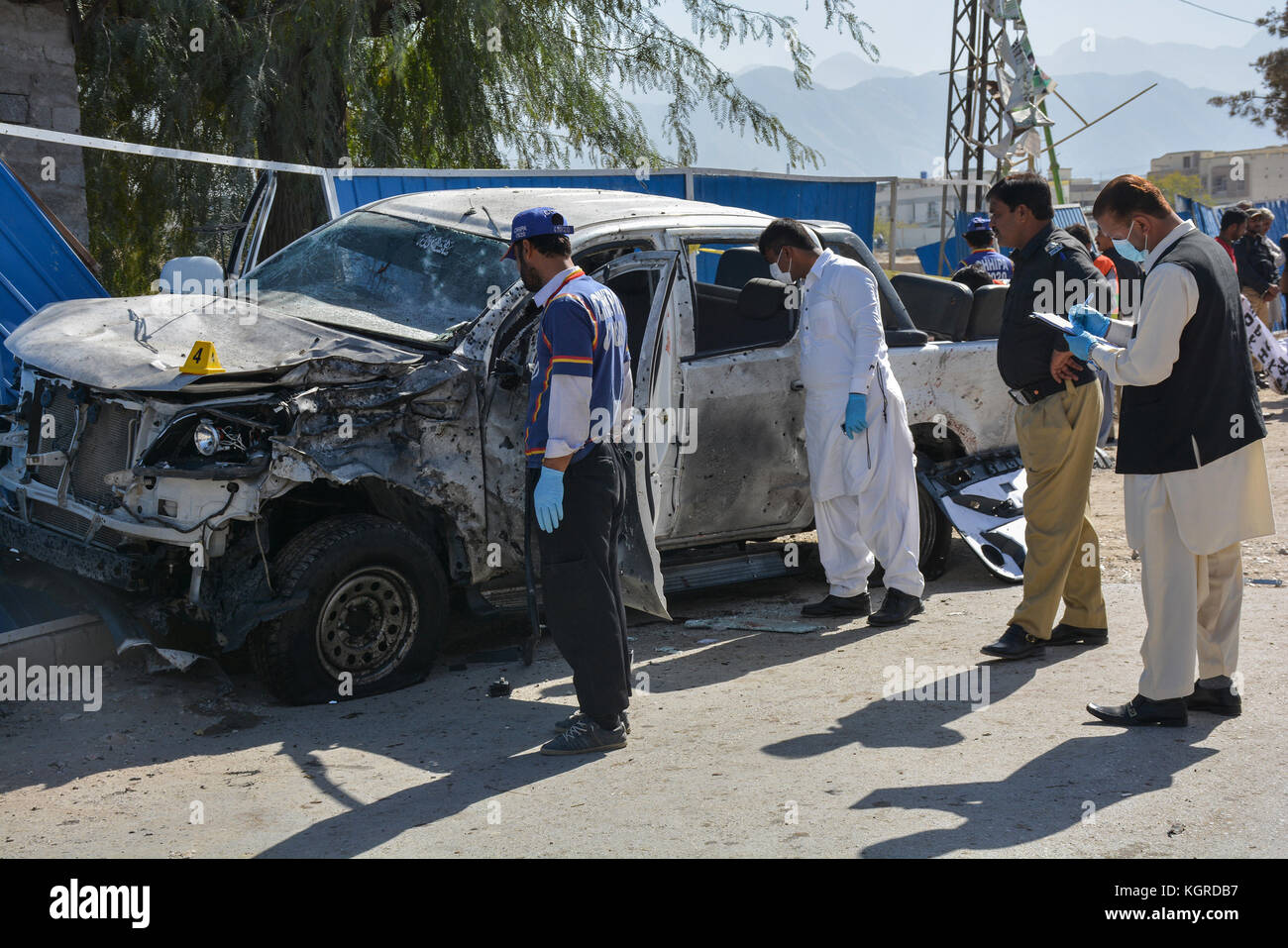 Quetta, Pakistan. 08th Nov, 2017. Pakistani Security Officials and ...
