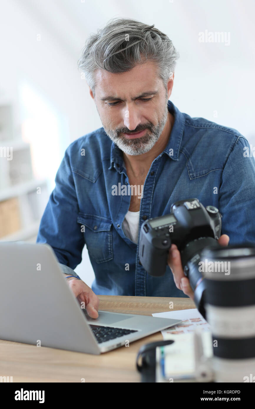 Photo reporter working in office Stock Photo - Alamy