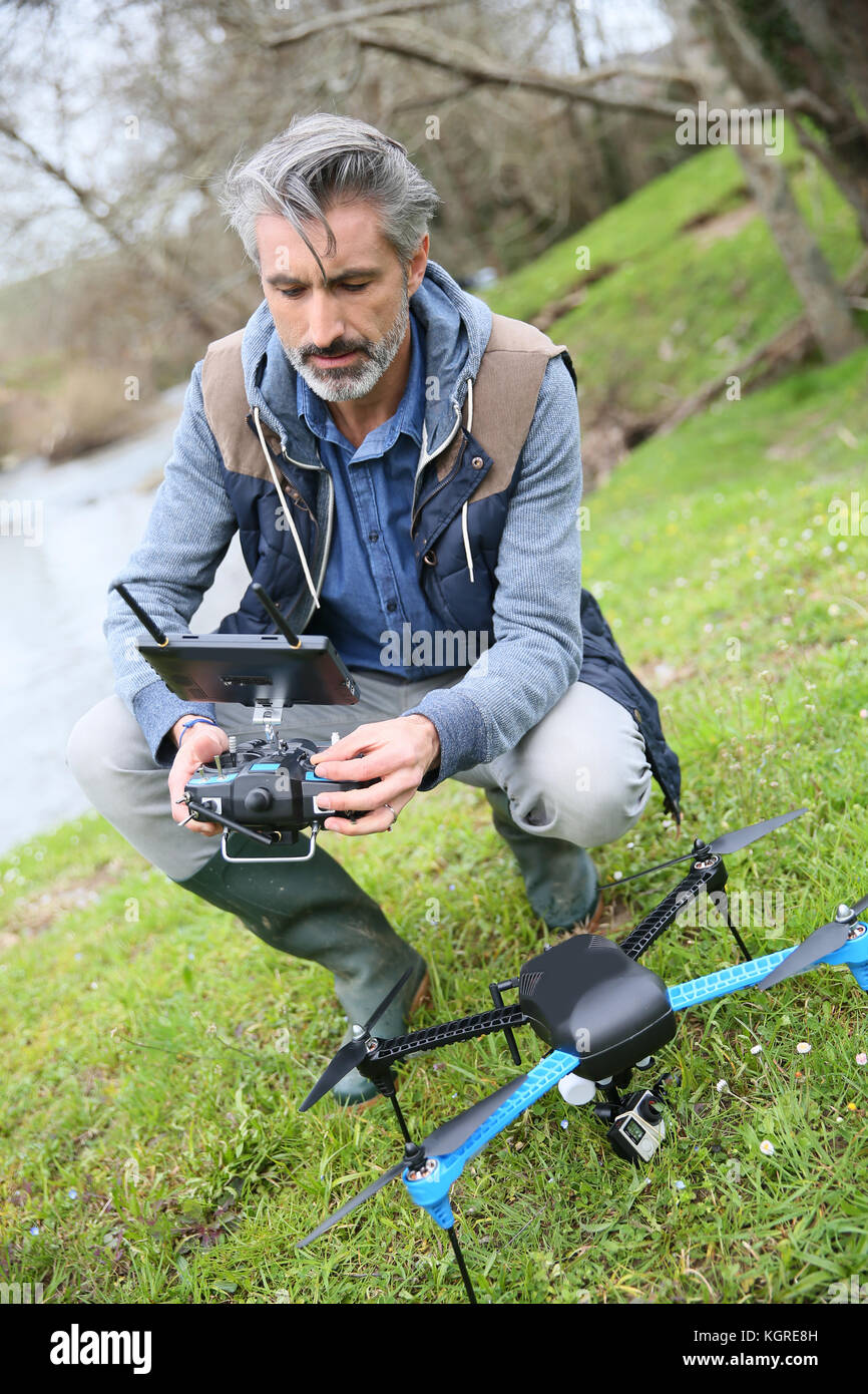Man operating camera hi-res stock photography and images - Alamy