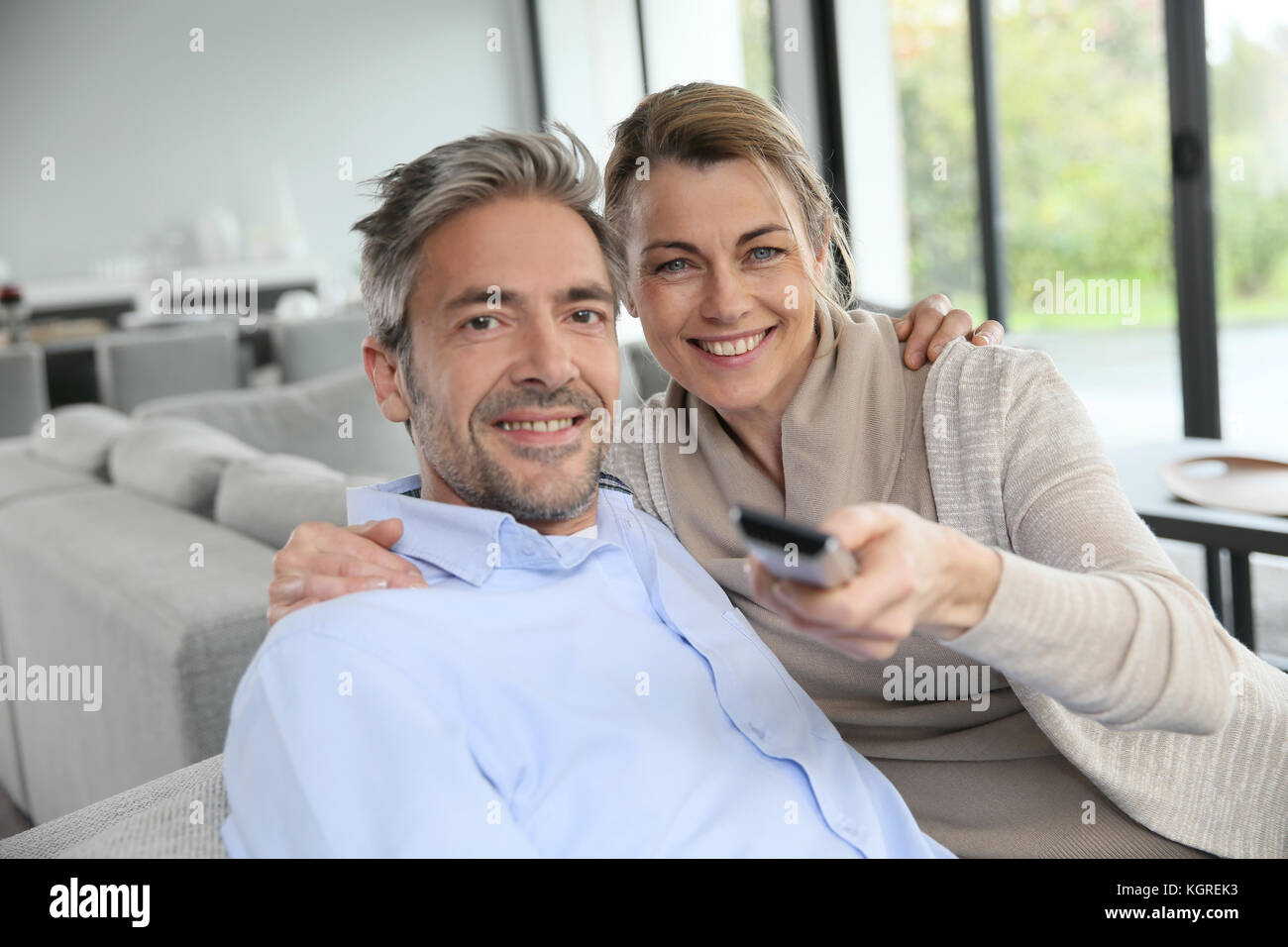 Married couple with television set hi-res stock photography and images ...