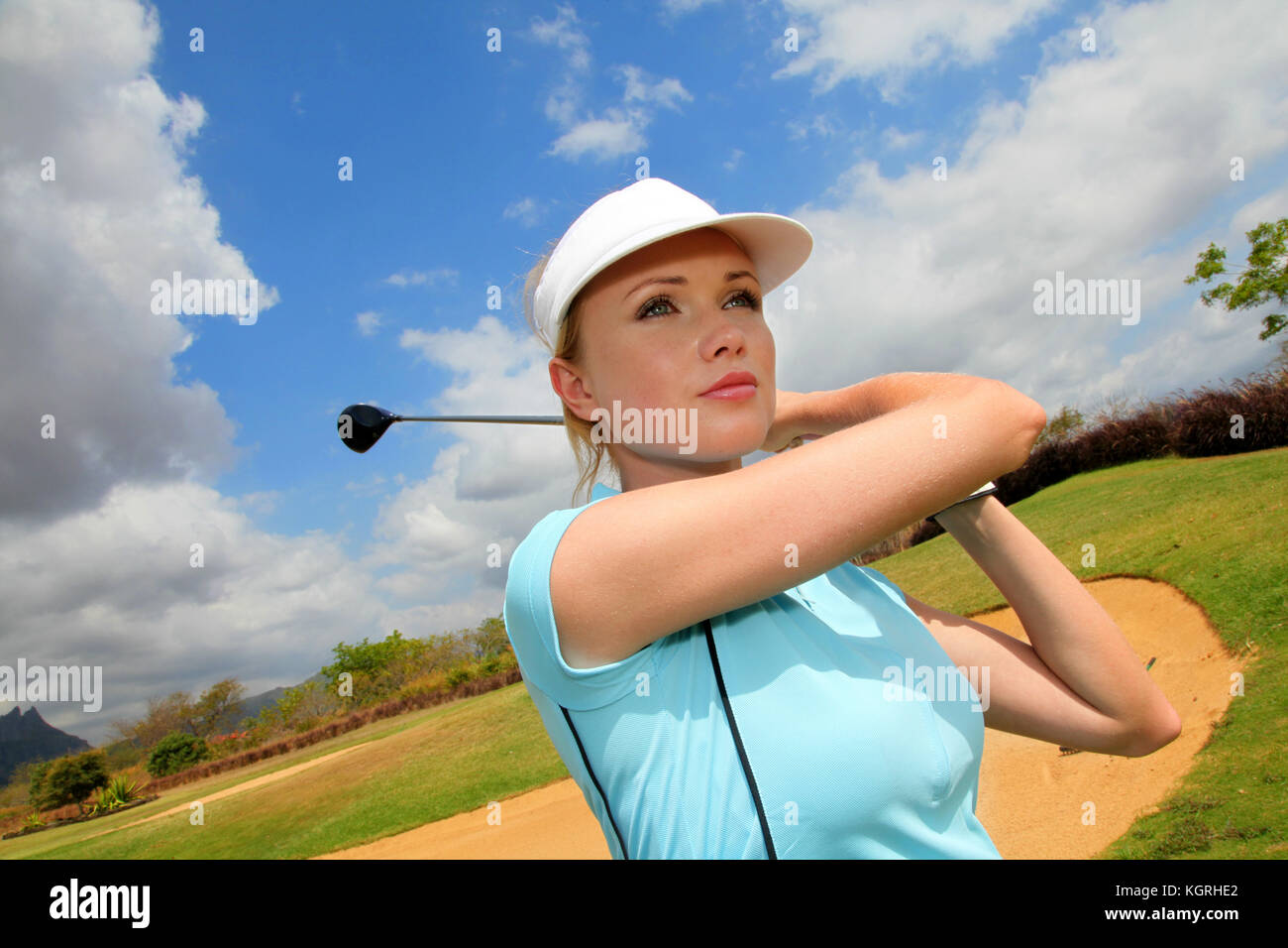 Portrait of woman playing golf Stock Photo - Alamy