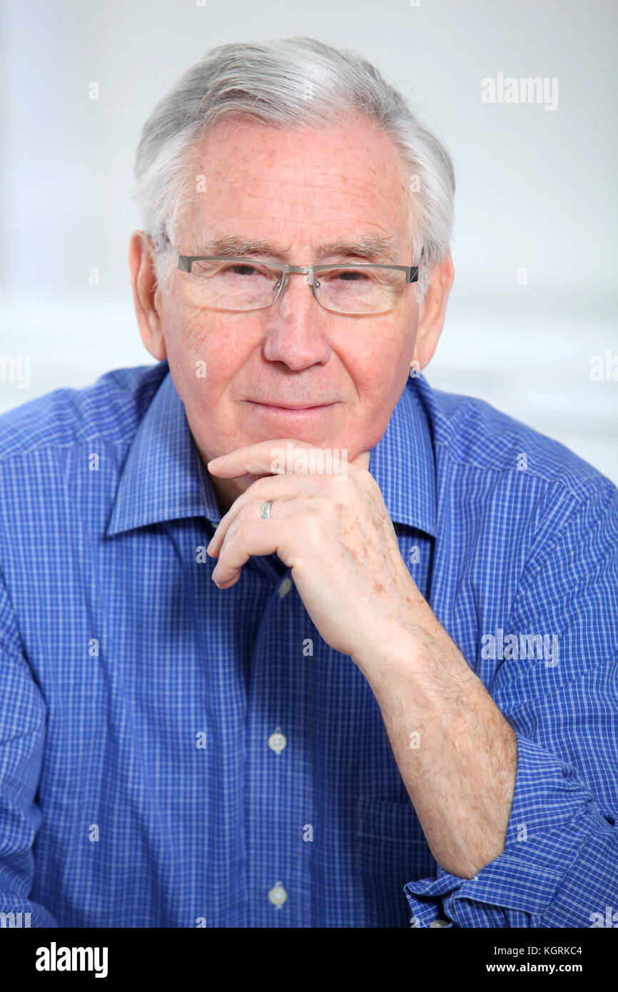 Portrait of elderly man with eyeglasses Stock Photo - Alamy