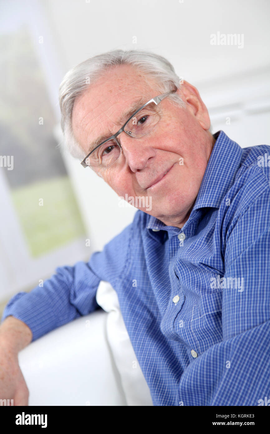 Portrait of elderly man with eyeglasses Stock Photo - Alamy