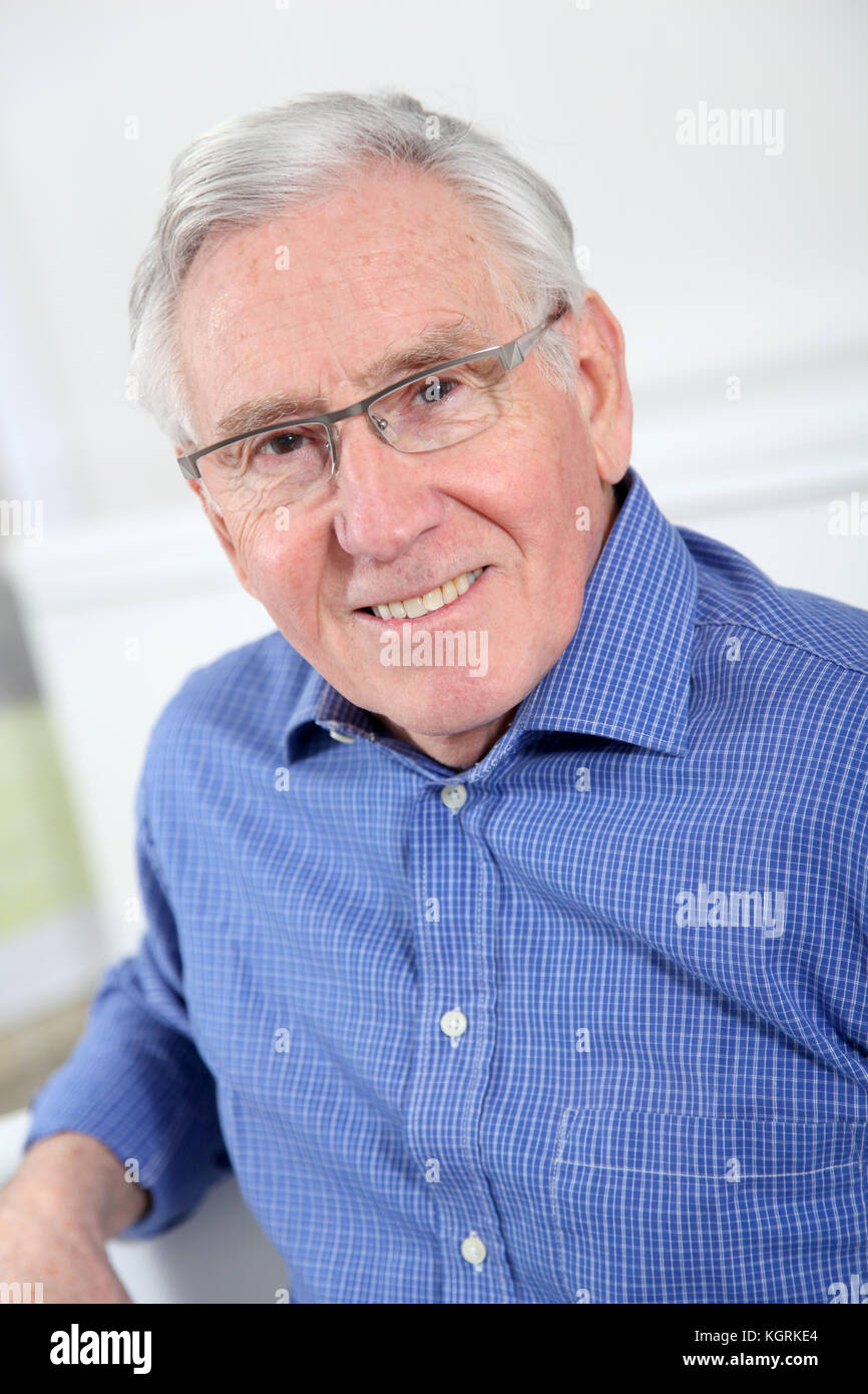 Portrait of elderly man with eyeglasses Stock Photo - Alamy