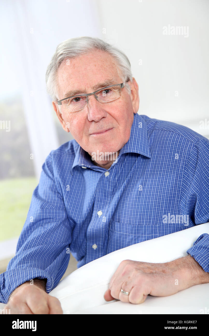 Portrait of elderly man with eyeglasses Stock Photo - Alamy