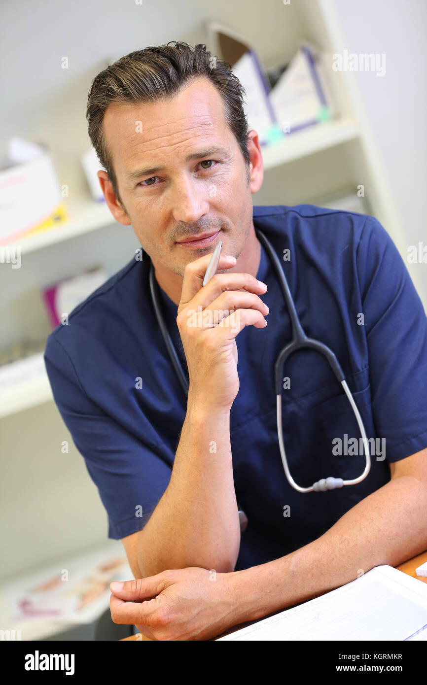 Portrait of doctor writing medical prescription Stock Photo - Alamy