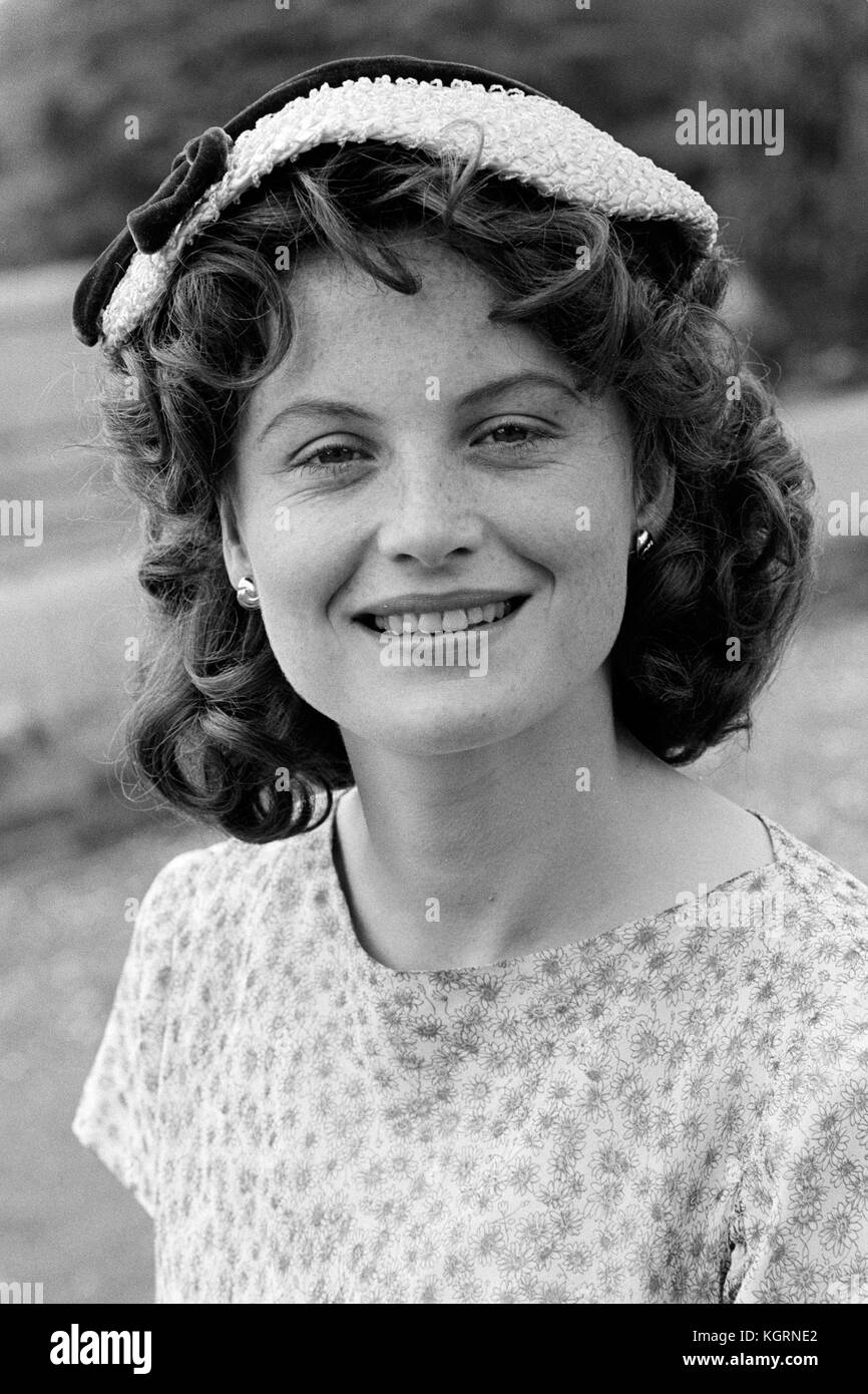 The mirror crackd 1980 maureen bennett hi-res stock photography and ...