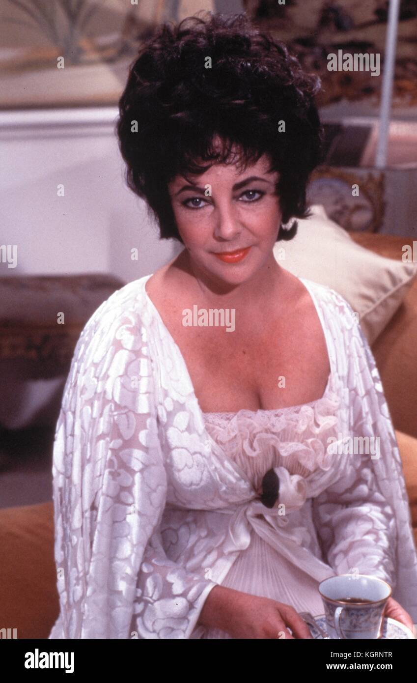 The Mirror Crack'd (1980) Elizabeth Taylor Date: 1980 Stock Photo - Alamy