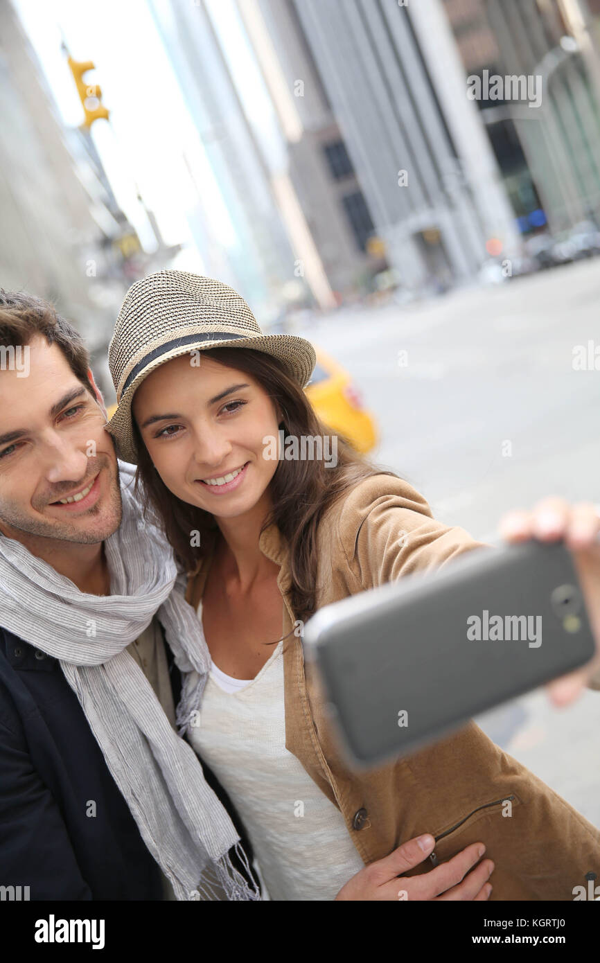 Couple in Manhattan taking picture with smartphone Stock Photo - Alamy