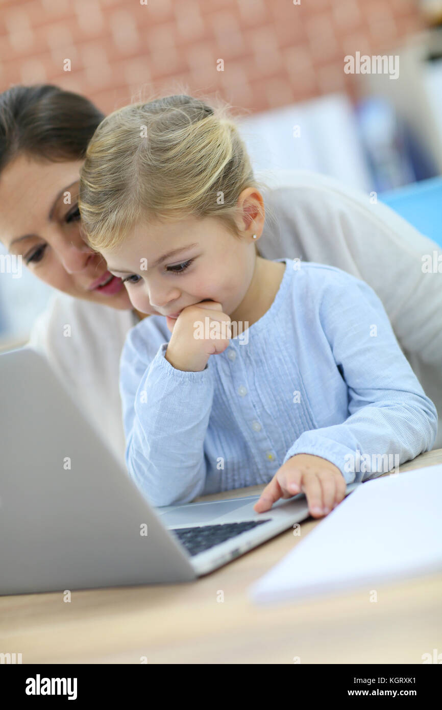 Mother and little girl using laptop computer Stock Photo - Alamy