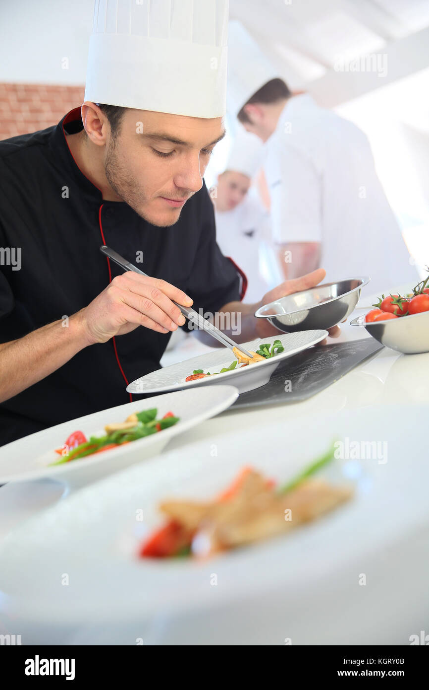 Chef in restaurant kitchen preparing dish Stock Photo - Alamy
