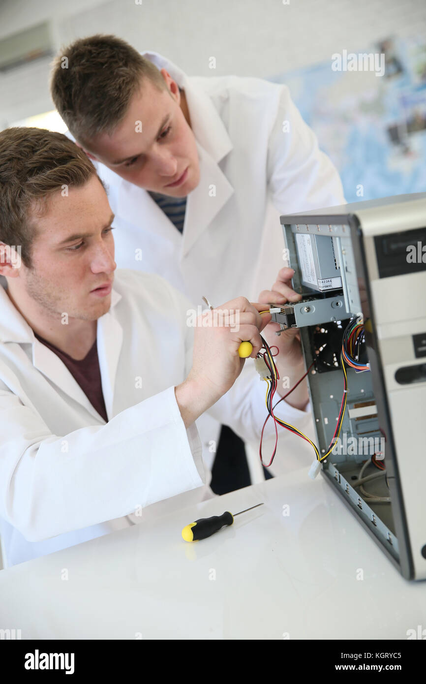 Computer lab teenagers hi-res stock photography and images - Alamy