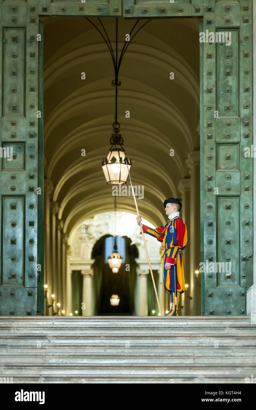 Swiss guard on duty in the Vatican Stock Photo - Alamy