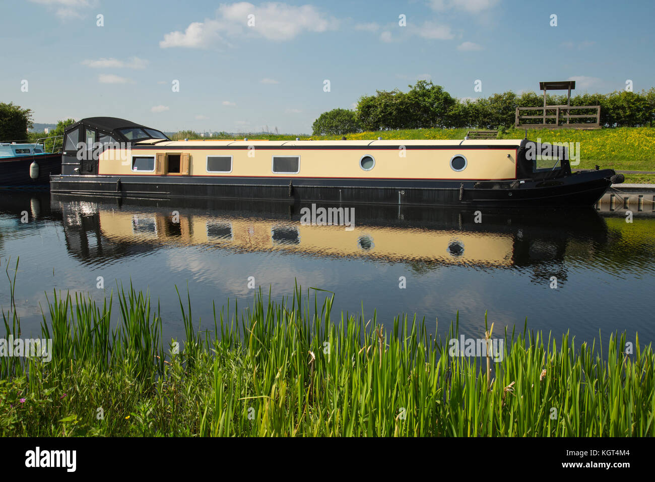 Large barge hi-res stock photography and images - Alamy