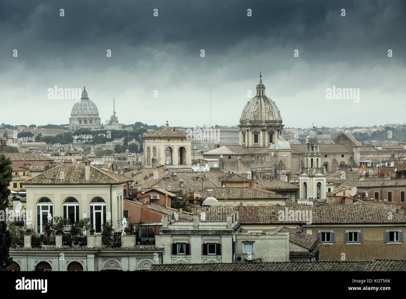 Domes rome skyline churches hi-res stock photography and images - Alamy