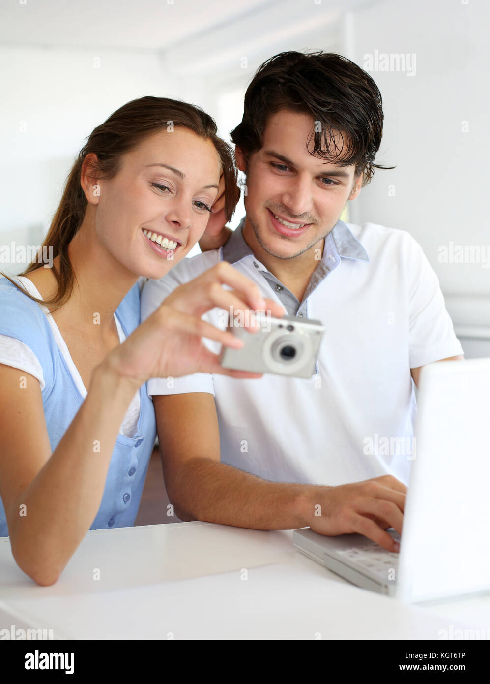 Uploading pictures hi-res stock photography and images - Alamy