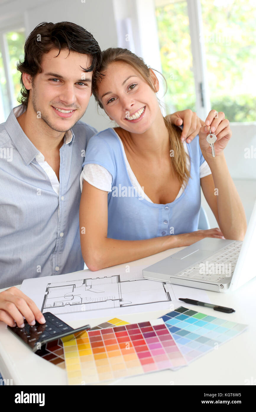 Couple chosing paint colours for their new home Stock Photo - Alamy