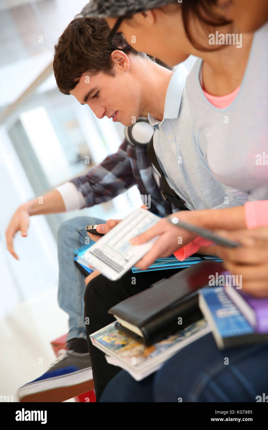 Teen mobile using in class hi-res stock photography and images - Alamy