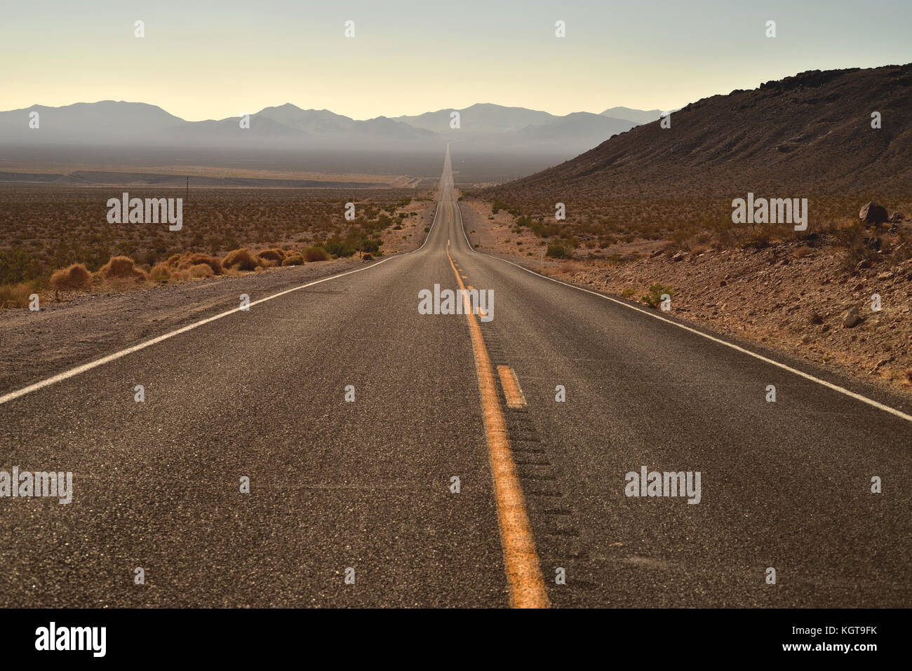 long empty highway into Death Valley Stock Photo - Alamy
