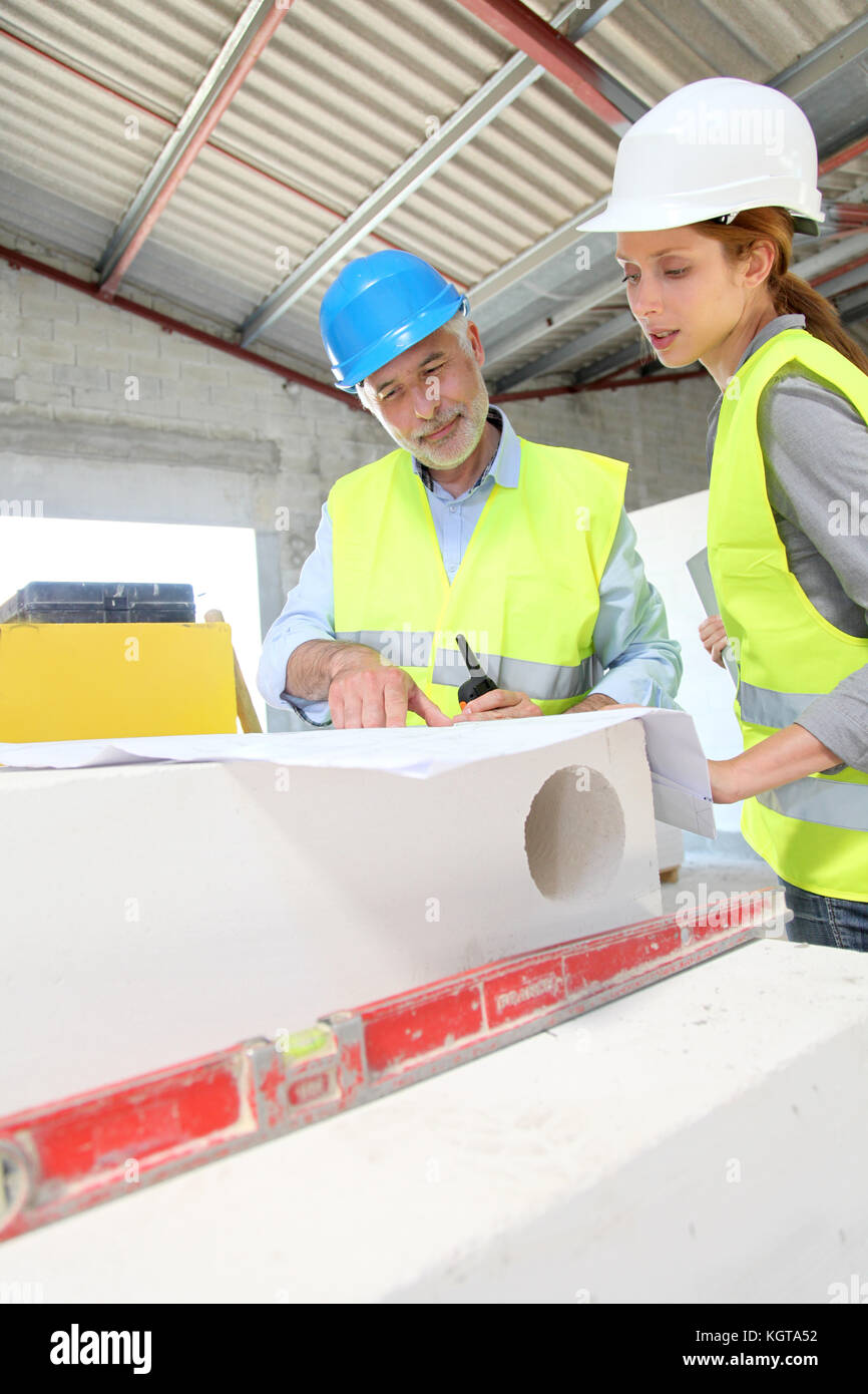 Construction workers meeting on building site Stock Photo - Alamy Construction workers meeting on building site Stock Photo - Alamy