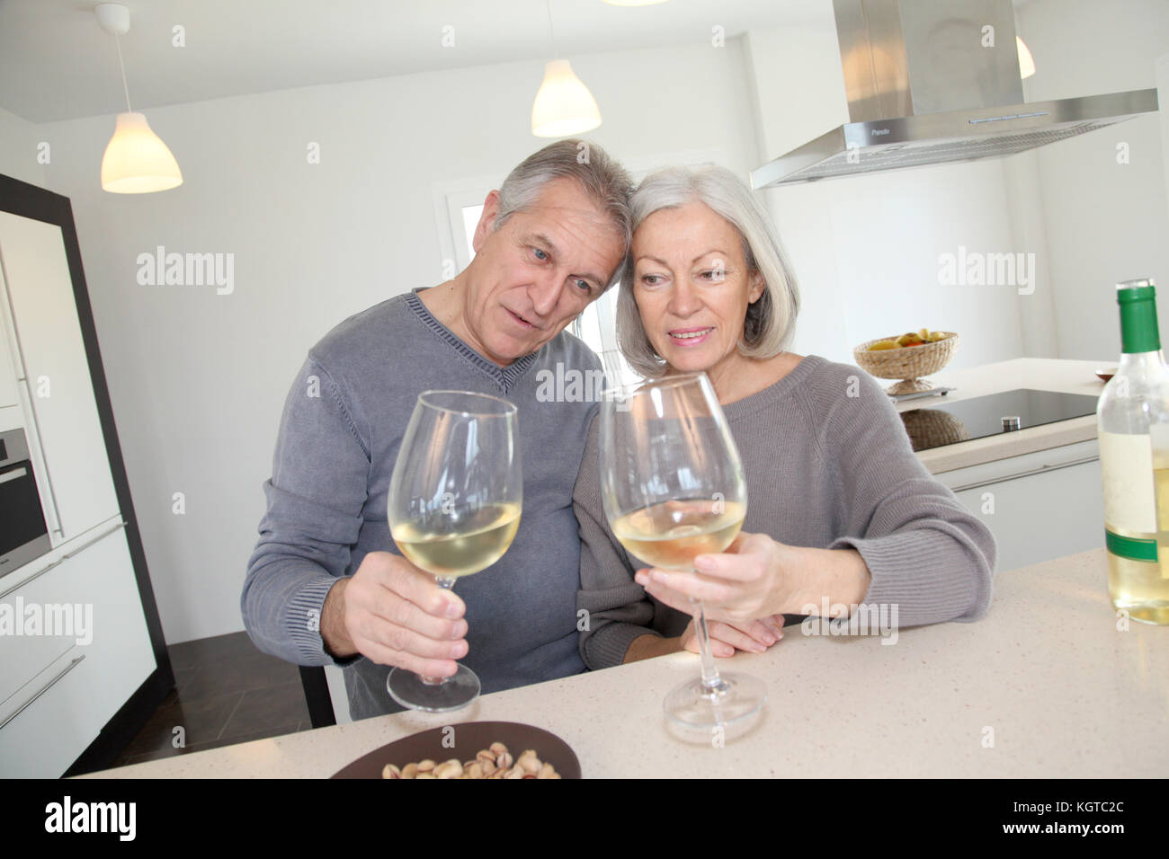 60s couple wine kitchen hi-res stock photography and images - Alamy