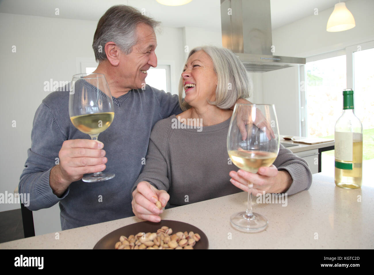 60s couple wine kitchen hi-res stock photography and images - Alamy