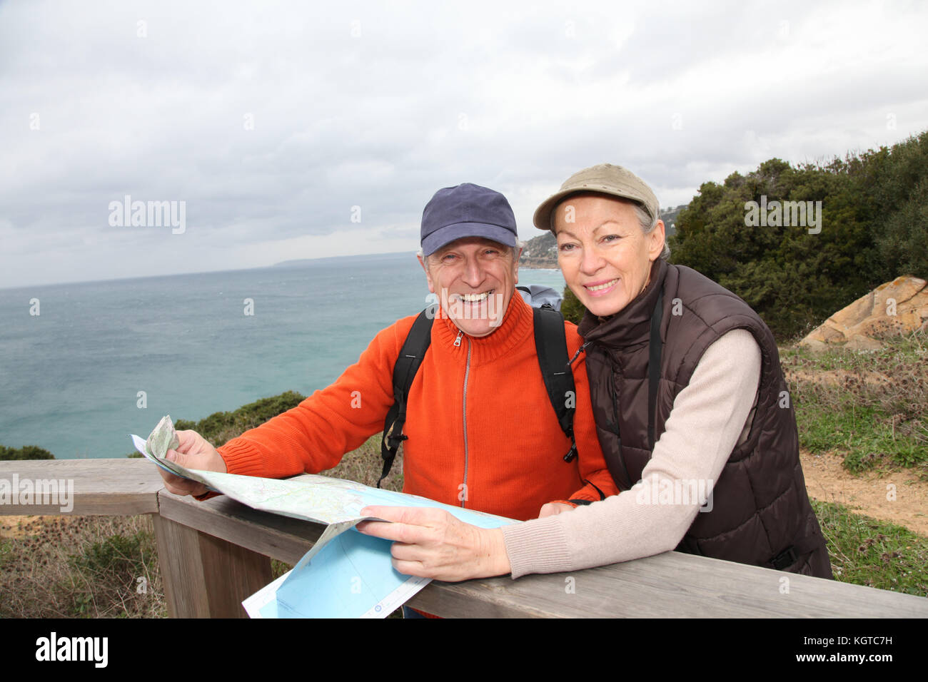 Senior couple looking at map on a rambling day Stock Photo - Alamy