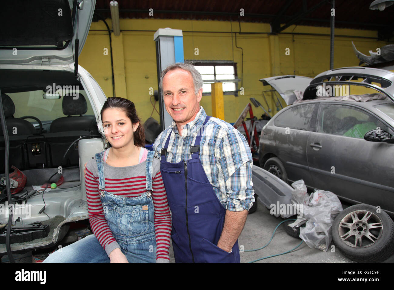 Portrait of professional and teenager in apprenticeship Stock Photo - Alamy