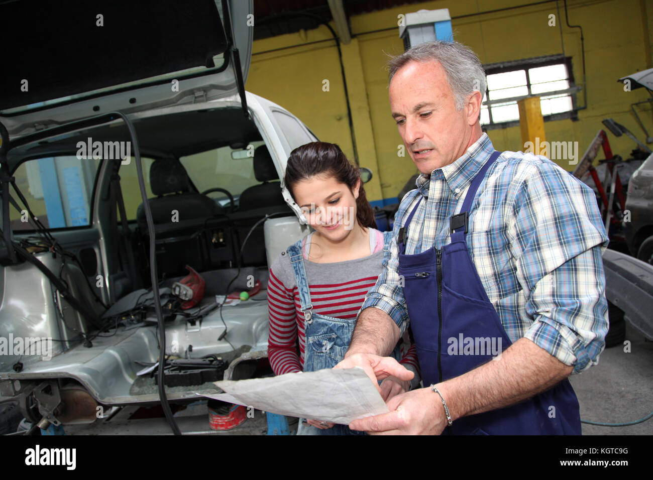 Portrait of professional and teenager in apprenticeship Stock Photo - Alamy