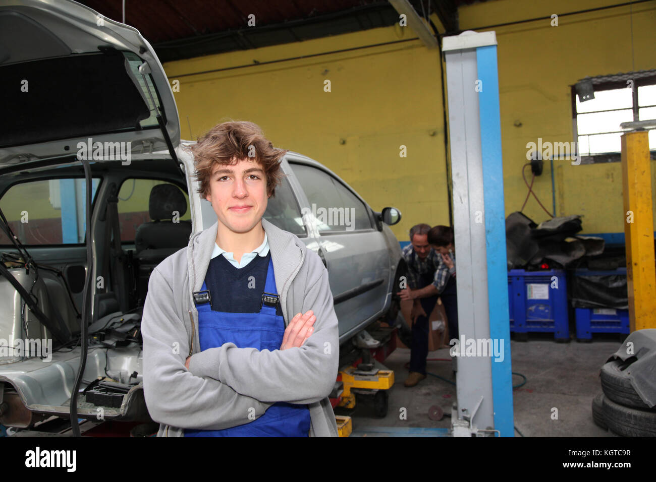 Portrait of teenager in mechanics apprenticeship Stock Photo - Alamy