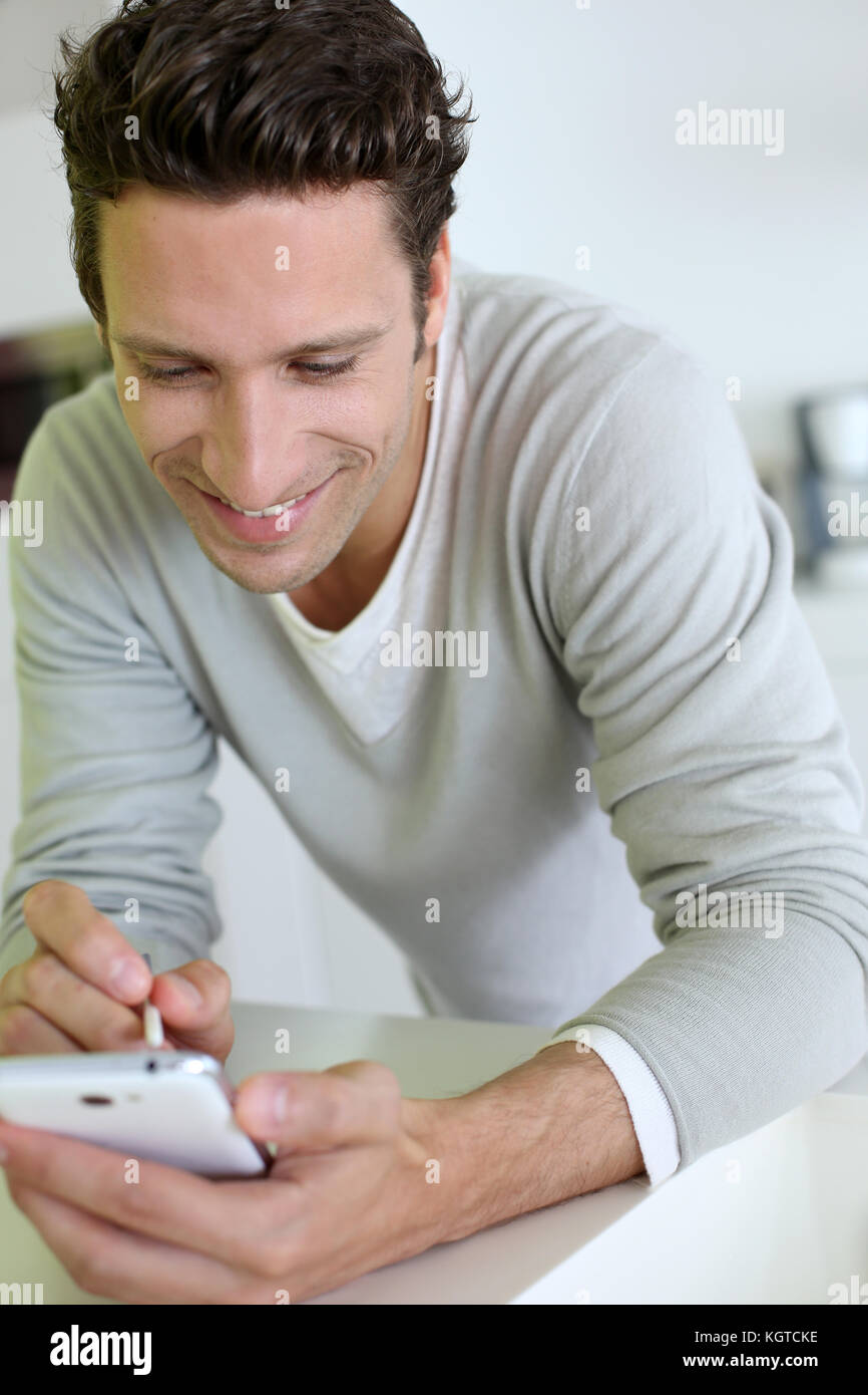 Man taking note on smartphone Stock Photo - Alamy