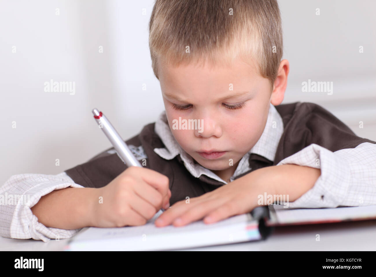 Portrait of little boy doing homework Stock Photo - Alamy