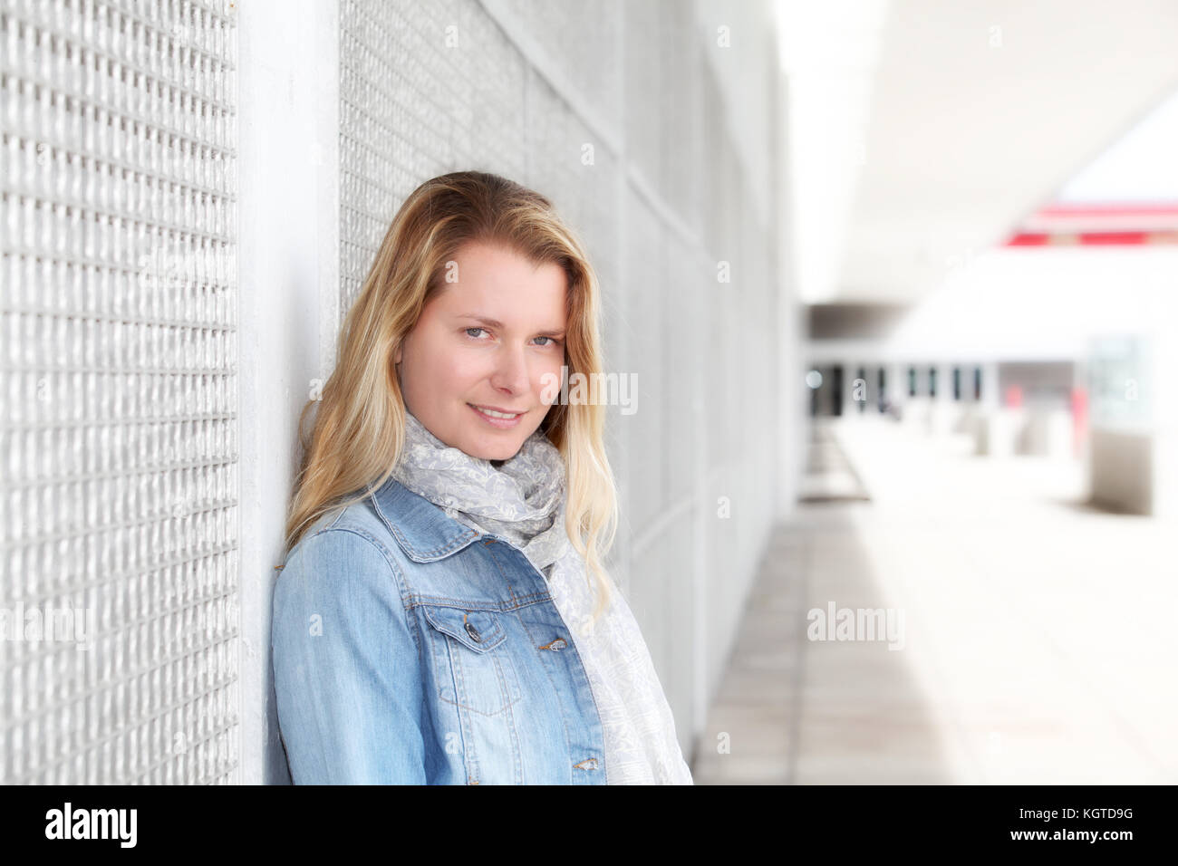 Portrait of beautiful modern woman in town Stock Photo - Alamy