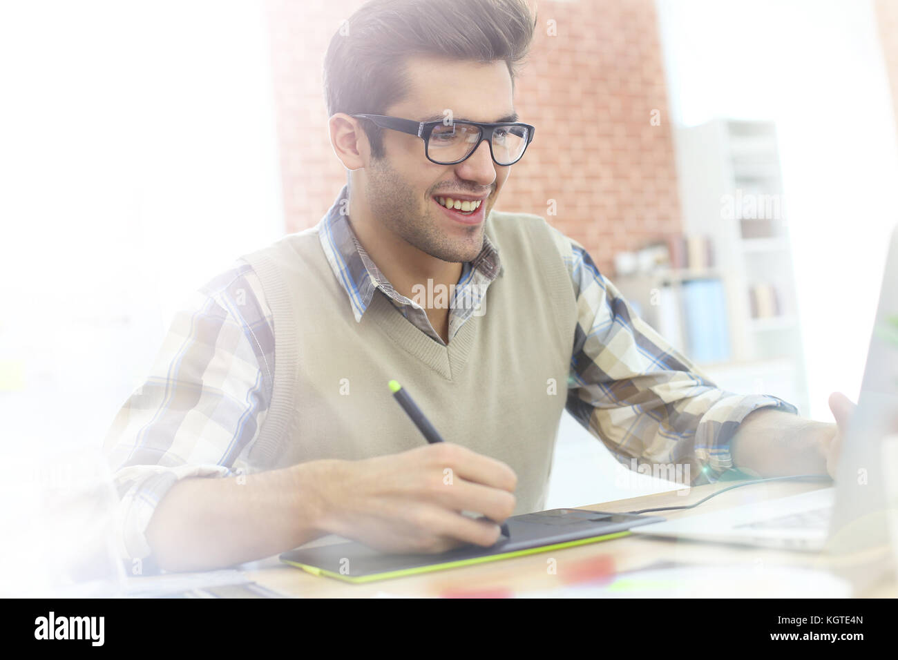 Man using computer graphics tablet hi-res stock photography and images ...