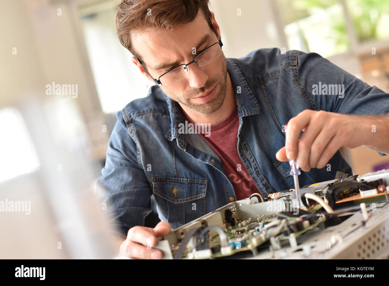 Fixing tv hi-res stock photography and images - Alamy
