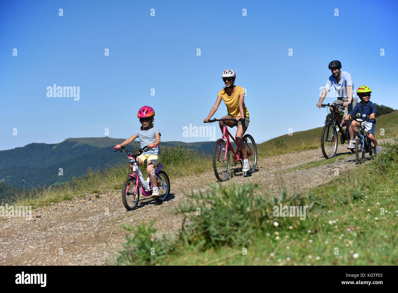 Kids riding bikes hi-res stock photography and images - Alamy