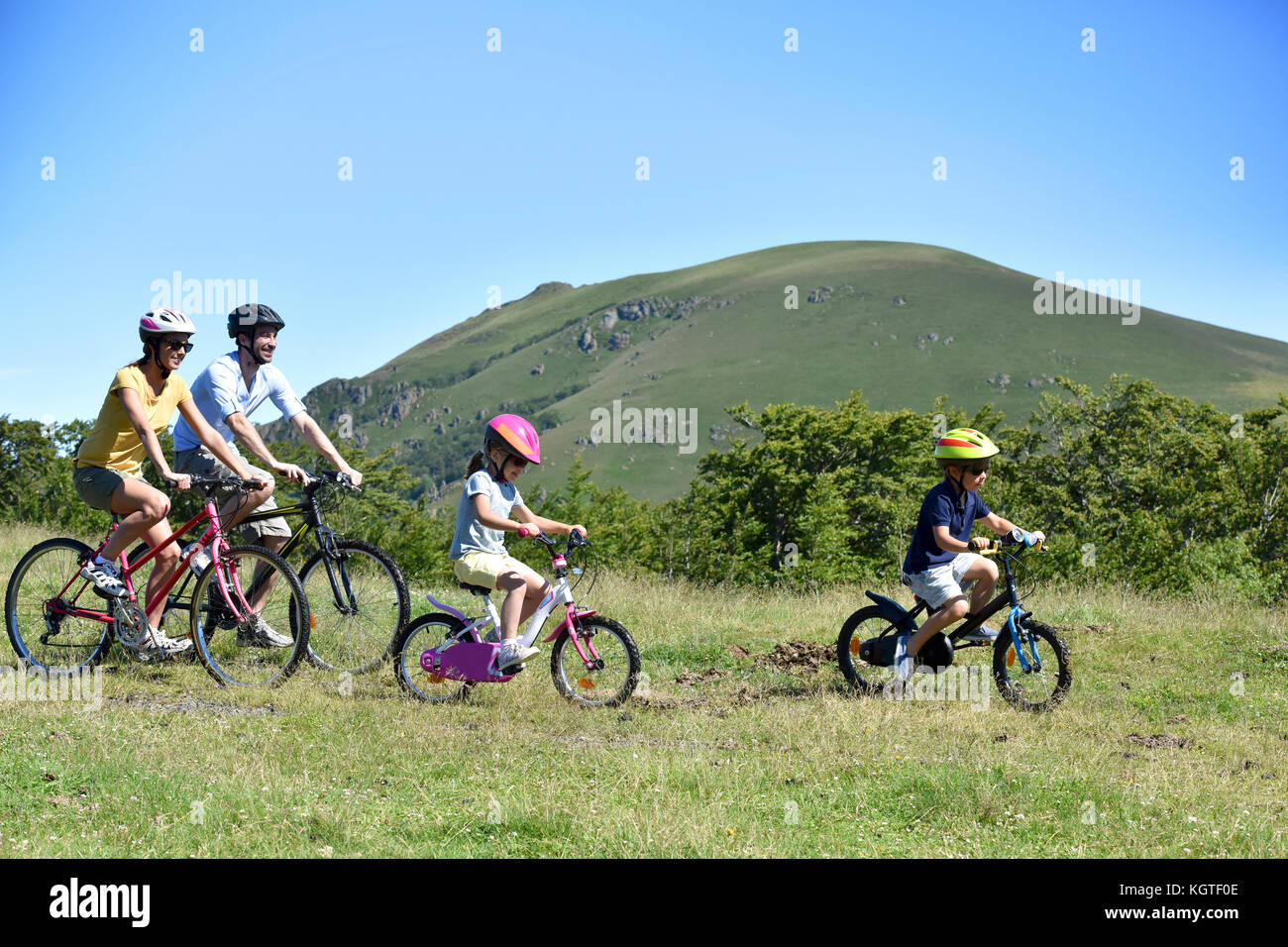 Kids riding bikes hi-res stock photography and images - Alamy