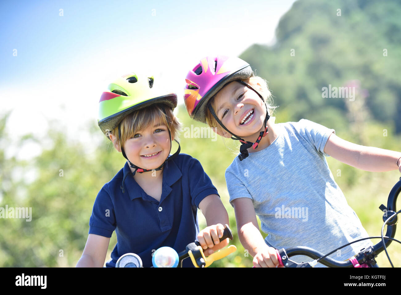 Kids riding bikes hi-res stock photography and images - Alamy
