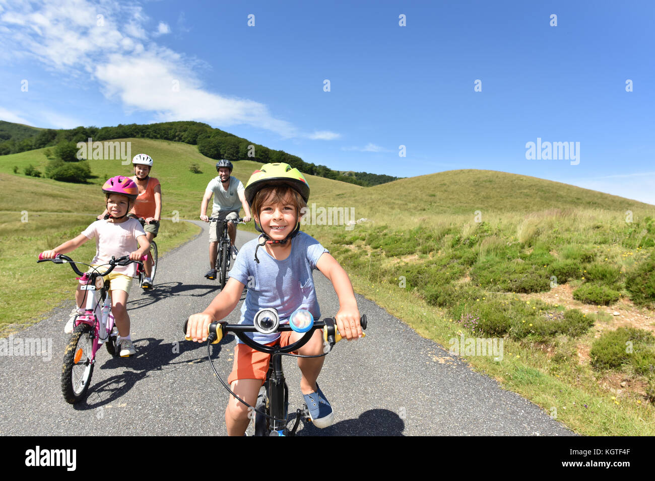Kids riding bikes hi-res stock photography and images - Alamy